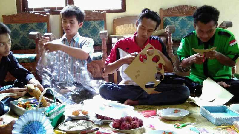 Para Pemuda Ini Tidak Malu Belajar Membuat Sanggan Manten ...