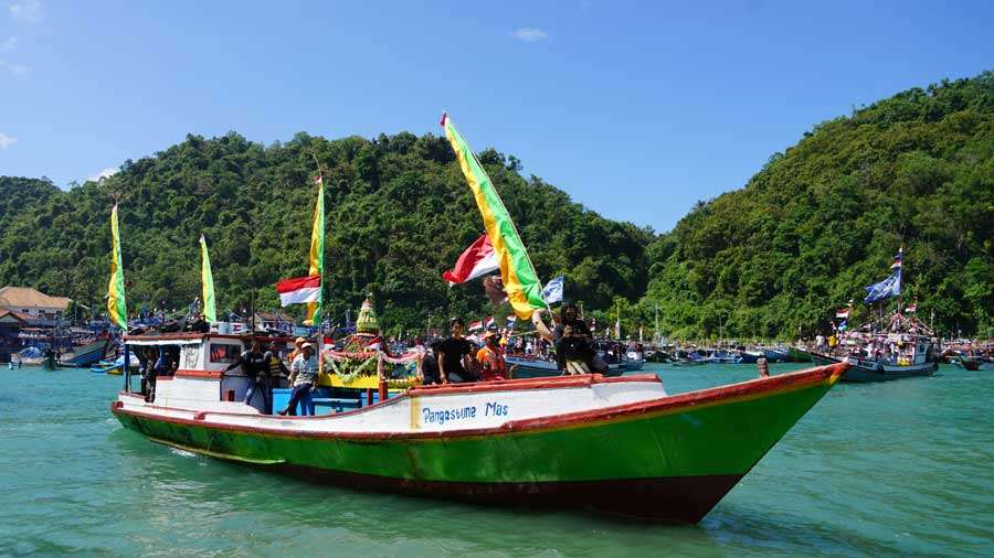Tradisi Petik Laut di Pantai Sadeng: Wujud Syukur dan Pelestarian ...