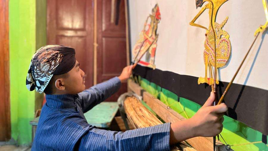 Erlangga: Dari Wayang Kardus Hingga Mimpi Menjadi Dalang dan Dosen Seni ...